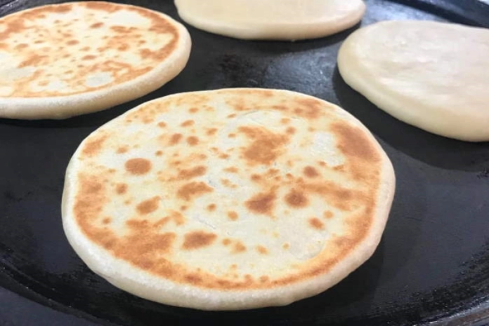 Prepara la tradicional arepa andina venezolana