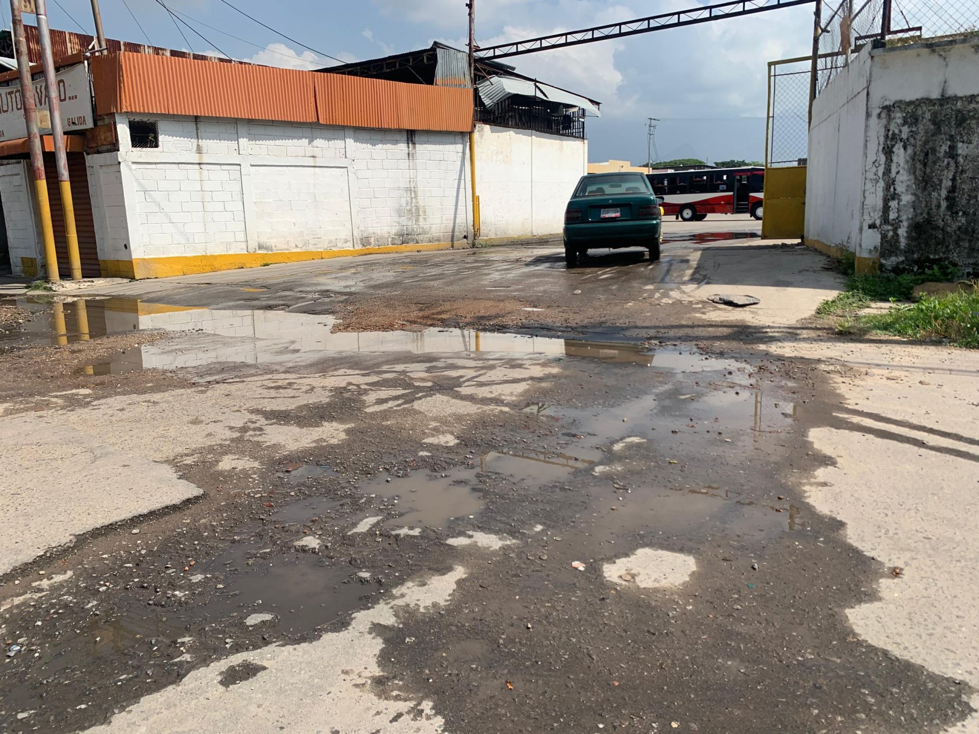 Calle Colón destruida por botes de agua en José Félix Ribas