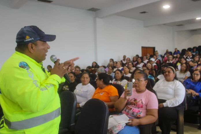Forman defensores educativosen el municipio Santiago Mariño