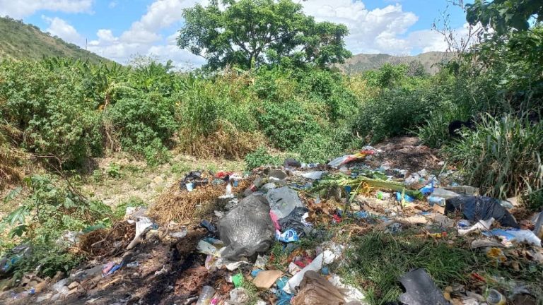 Montañas de basura amenazan a vecinos de Río Seco en Mariño